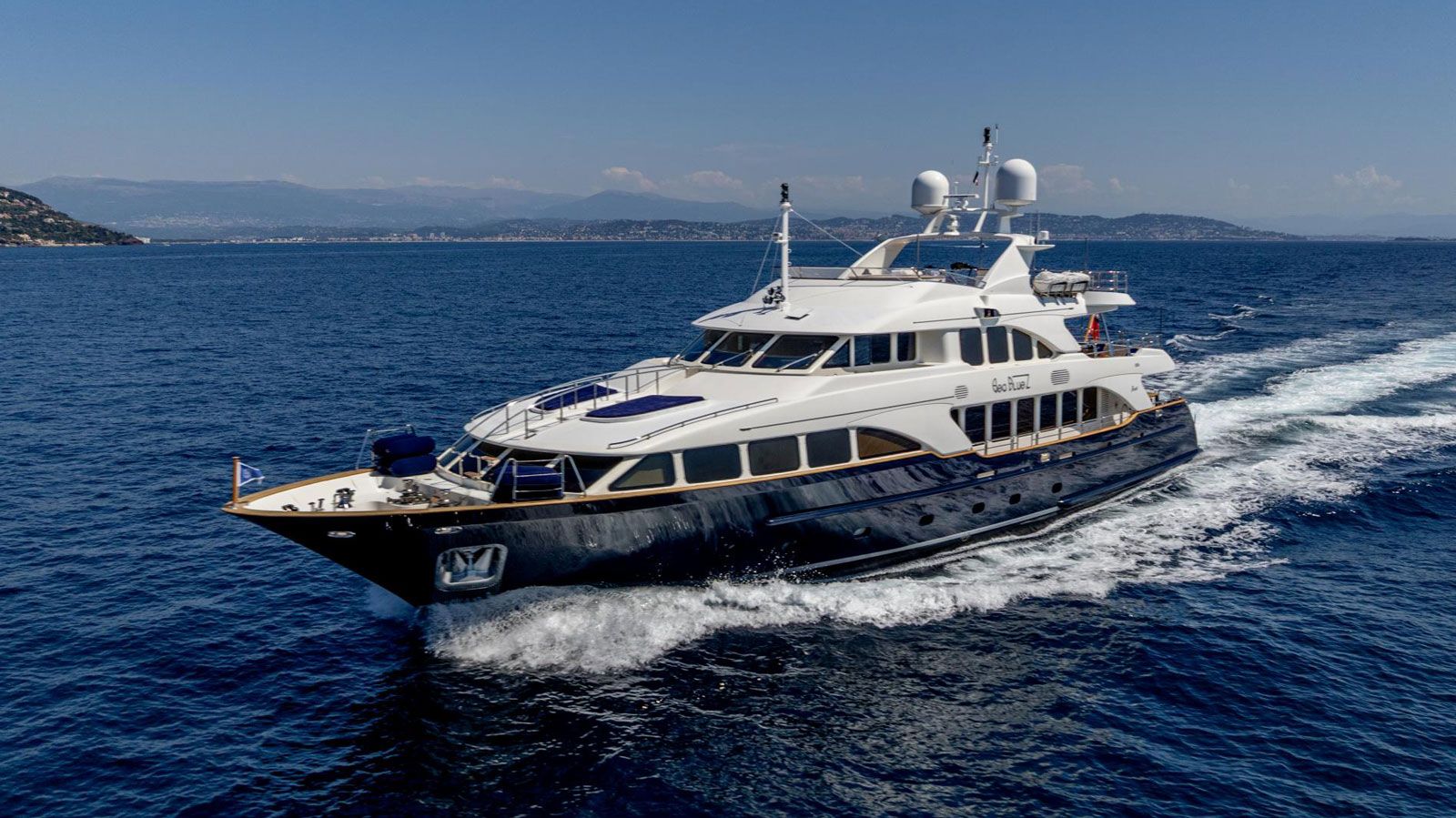 37m Benetti Classic 120 motor yacht Sea BlueZ sold in-house